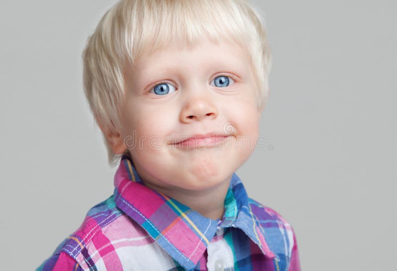 Nära Glad, Blond Liten Pojke Som Skrattar Arkivfoto - Bild av blond ...