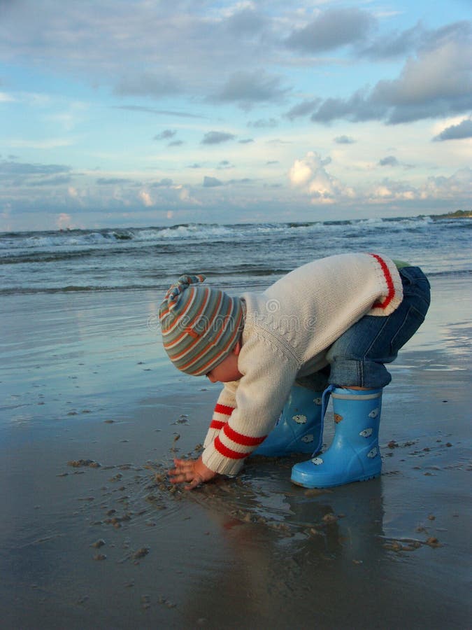 Pojke little mud fotografering för bildbyråer. Bild av körning - 2891319