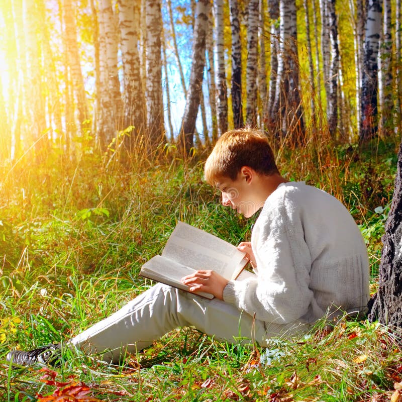 Pojke Med Den Utomhus- Boken Fotografering för Bildbyråer - Bild av ...