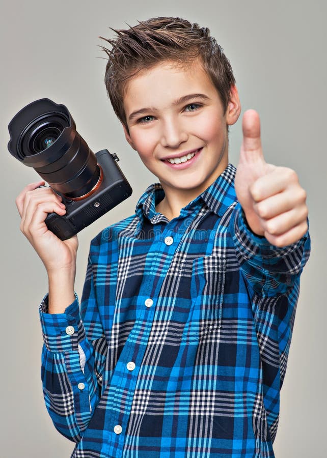 Pojke Med Kameran Som Tar Bilder Arkivfoto - Bild av bakgrund ...