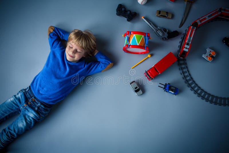 Pojke med leksaker fotografering för bildbyråer. Bild av förträning ...