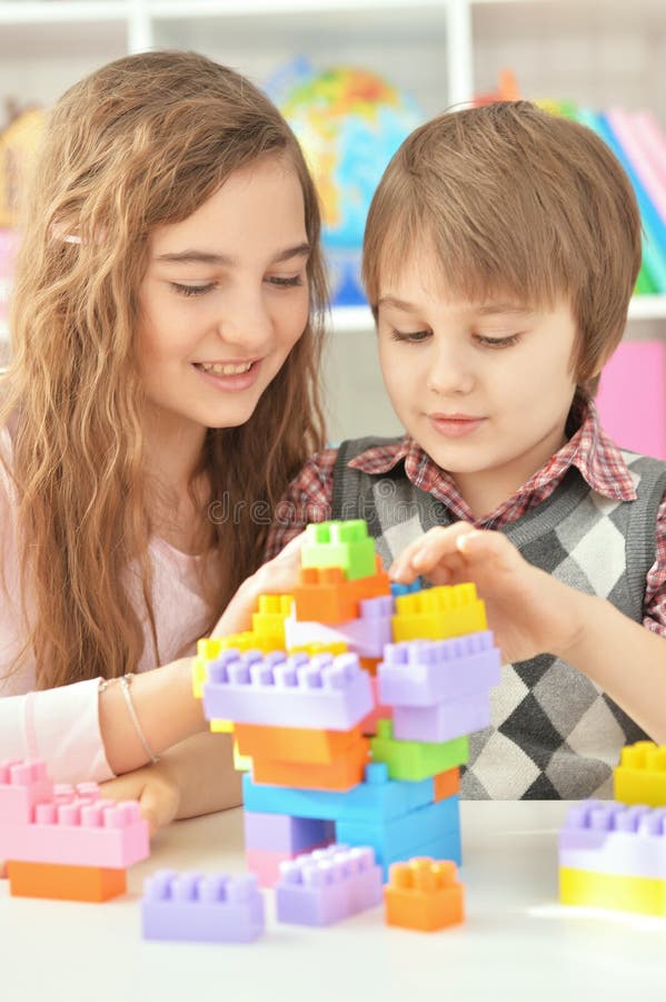 Pojke Och Flicka Som Spelar Legoleken Arkivfoto - Bild av leka, flicka ... Pojke Och Flicka Som Spelar Legoleken Arkivfoto - Bild av leka, flicka ...