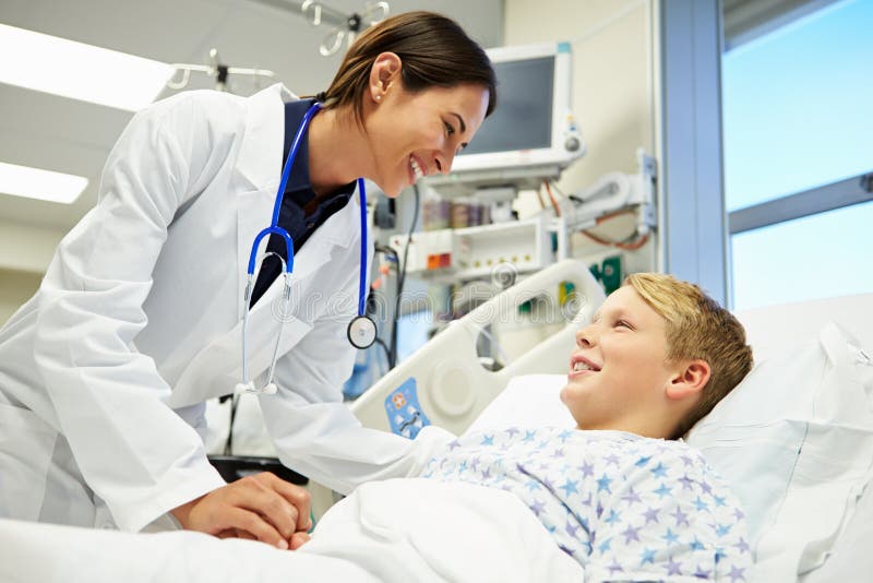 Pojke Som Talar Till Kvinnlig Doktor In Emergency Room Arkivfoto - Bild ... Pojke Som Talar Till Kvinnlig Doktor In Emergency Room Arkivfoto - Bild ...