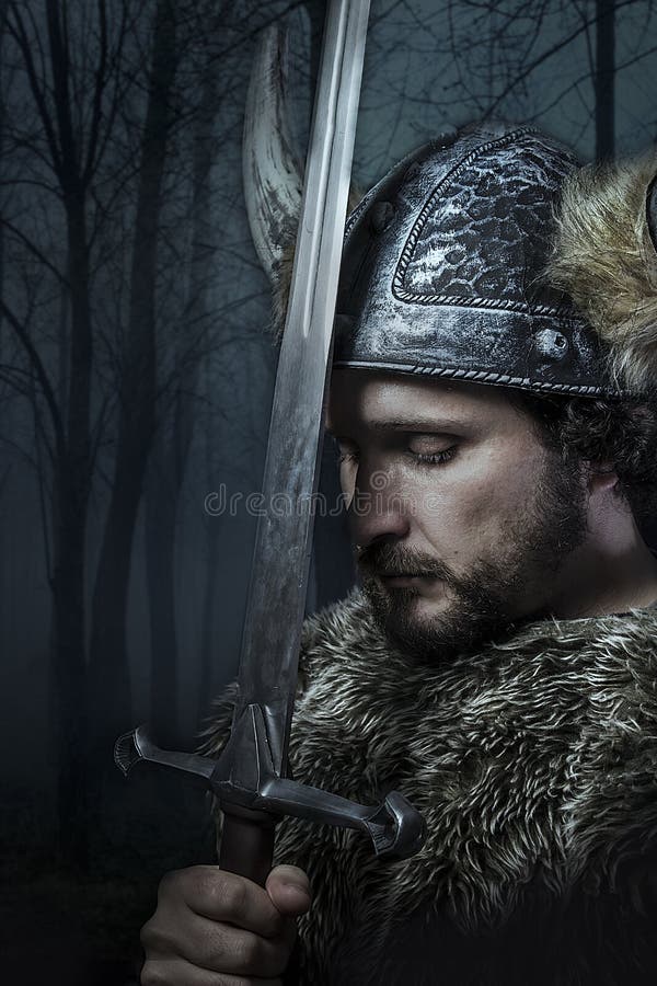 Portret Silnego Wojownika Wikinga Ostrzącego Swój Miecz, Skandynawskie ...