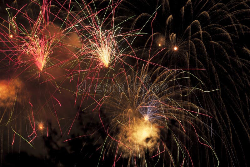 Pokaz pirotechnika zdjęcie stock. Obraz złożonej z tło - 82489810