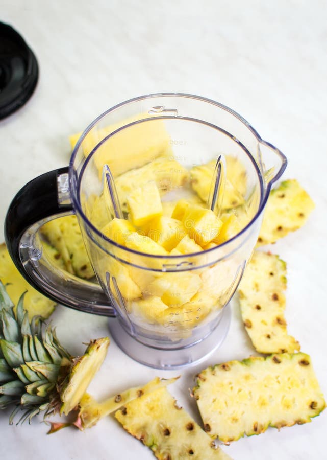 Pokrojony Ananas W Blender Dla Smoothie Zdjęcie Stock - Obraz złożonej ...