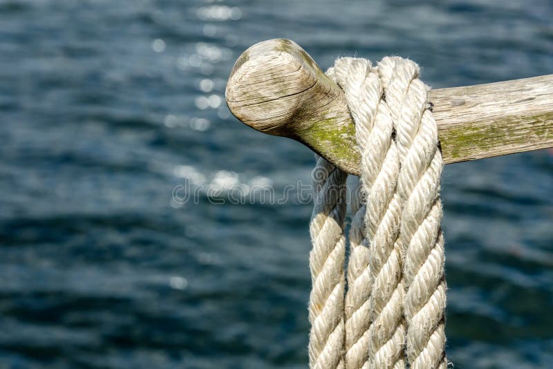 Pole mit Trosse stockfoto. Bild von transport, küstenlinie - 46027170