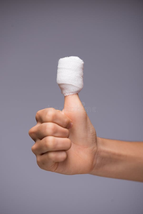 Polegar Ferido Da Mão Esquerda Cortar O Dedo Depois De Um Corte Com Um ...
