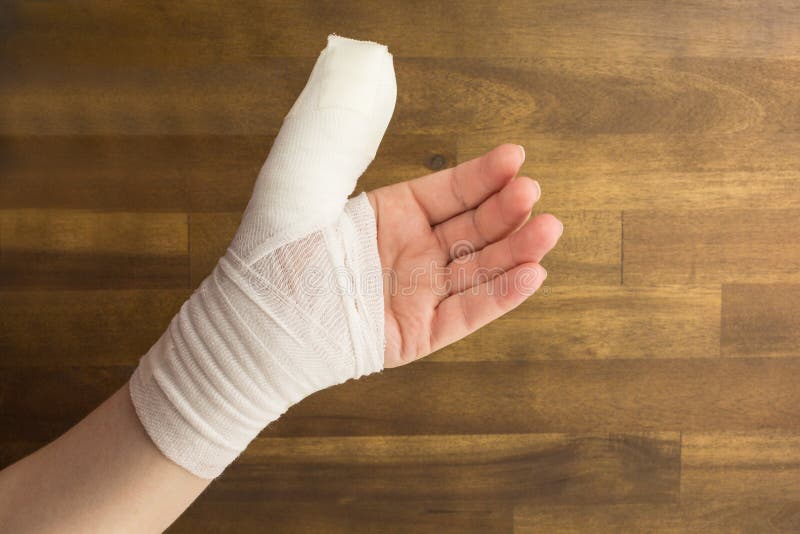 Polegar Ferido Da Mão Esquerda Cortar O Dedo Depois De Um Corte Com Um ...