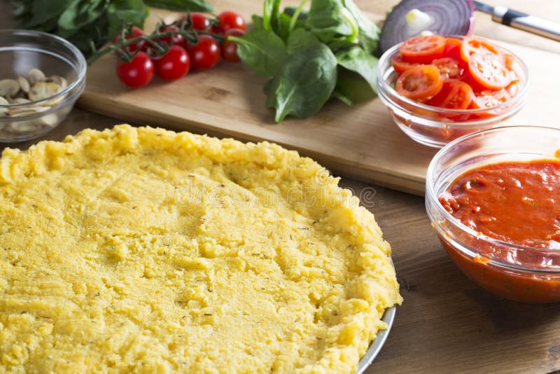 Polenta-Pizza-Kruste stockbild. Bild von kochen, gemüse - 51980305