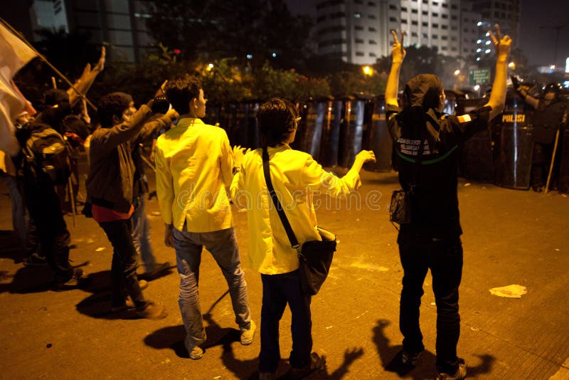 Police move demonstrant editorial photo. Image of price - 24159066