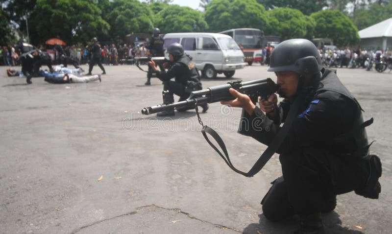 Police riot simulation editorial image. Image of marines - 32542555