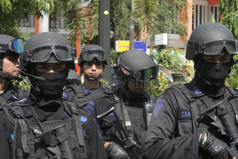 POLICE and SECURITY FORCES in CHRISTMAS and NEW YEAR in the CITY SOLO ...