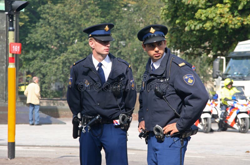 L'agent De Police Effectue Une Arrestation Image stock - Image du ...