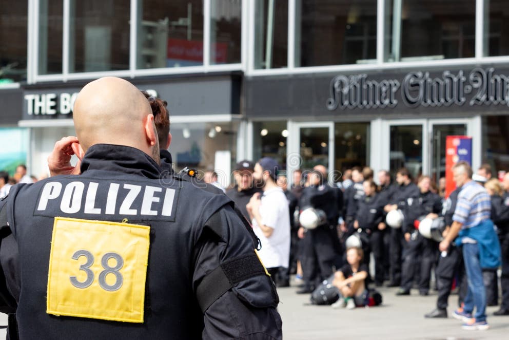 A policeman safe the editorial photography. Image of order - 170004012