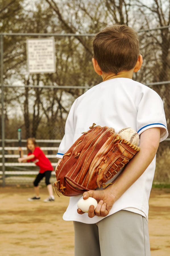 Polisson Avec Le Base-ball Et L'oeuf Photo stock - Image du polisson ...