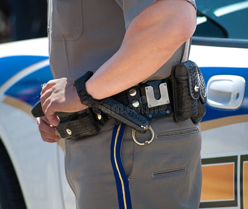 Politieagent Met Hand Op Kanonriem Stock Foto - Image of eenvormig ...