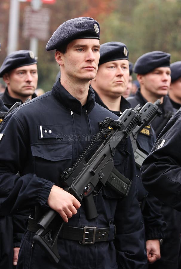 Amerikaanse politieagent stock foto. Image of kleur, buiten - 8865834