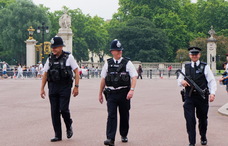 Briten Bewaffneten Polizei London England Redaktionelles Stockbild ...