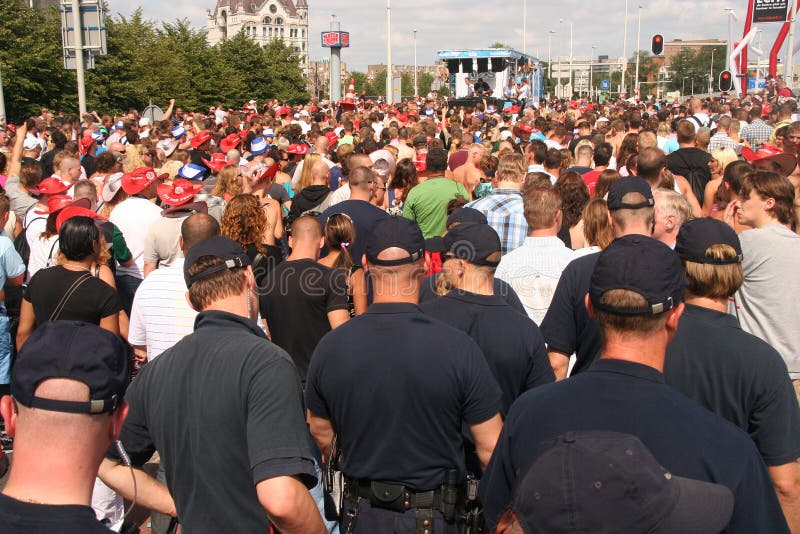 Polizei-Team Auf Patrouille Redaktionelles Stockbild - Bild von holland ...