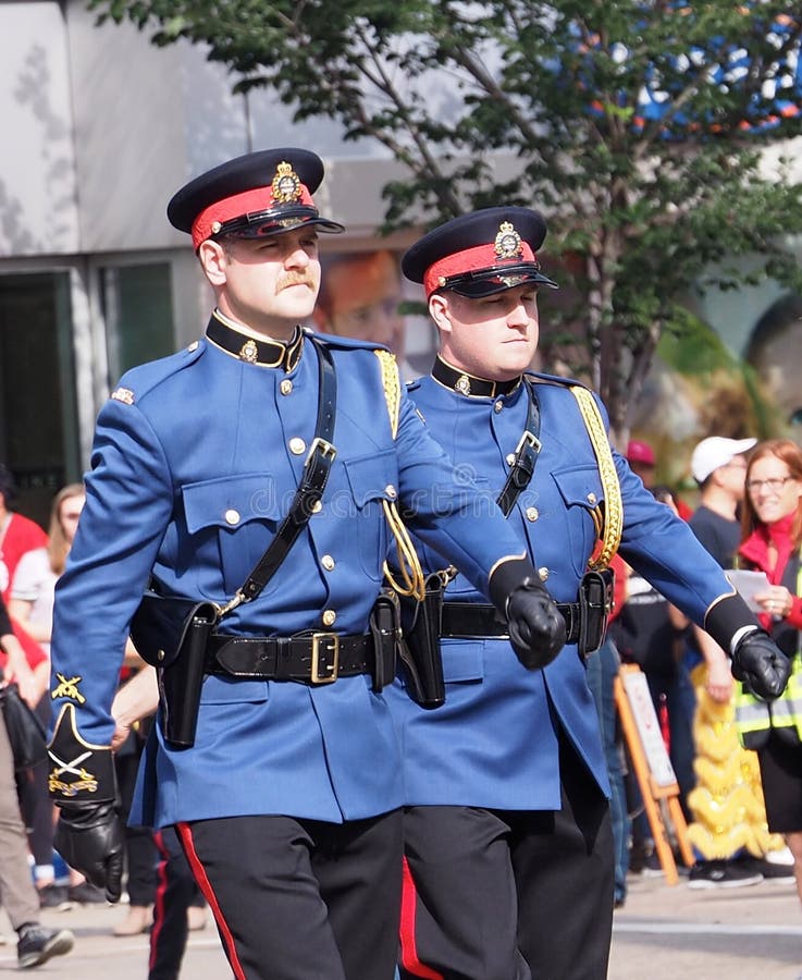 Polizeibeamten in Der Formalen Uniform in KDays-Parade Redaktionelles ...