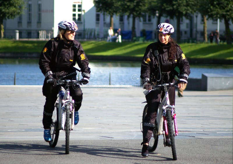 Polizeibeamtinnen in Bergen Redaktionelles Bild - Bild von radfahren ...