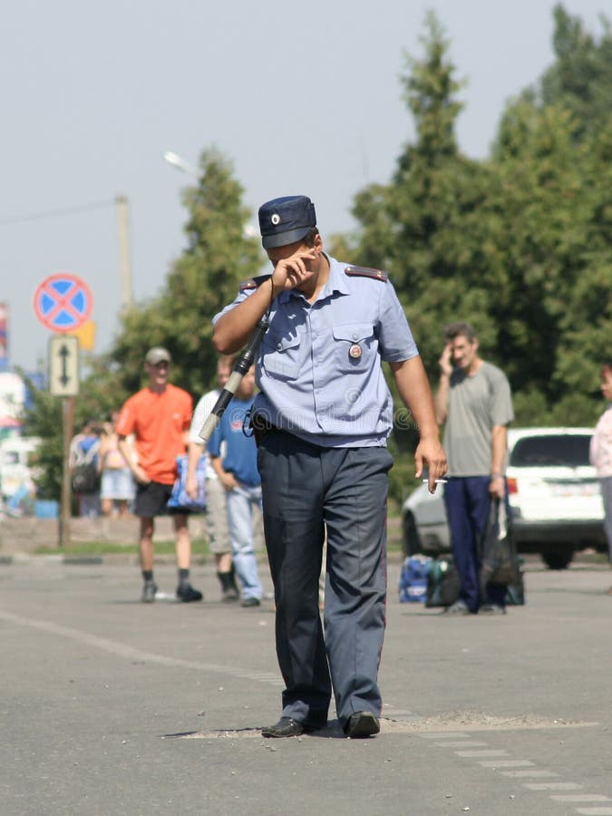 Poliziotto Che Parla Con Un Cameraman Televisivo Mentre Fotografia ...