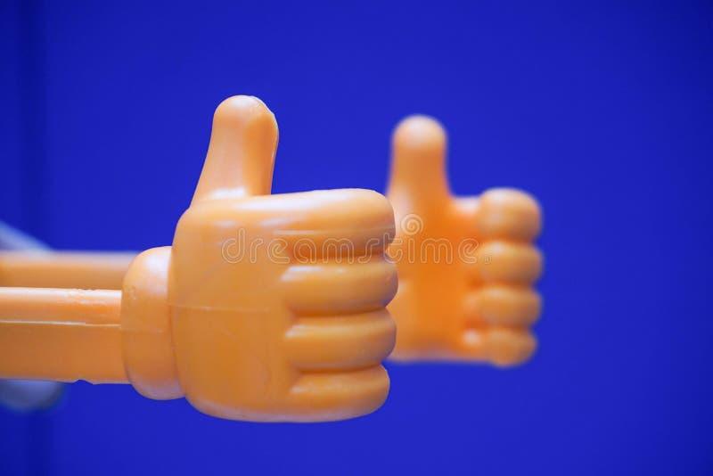 Icona Del Pollice Sul Segno Isolato Sulla Mano Whiteitive Immagine ...