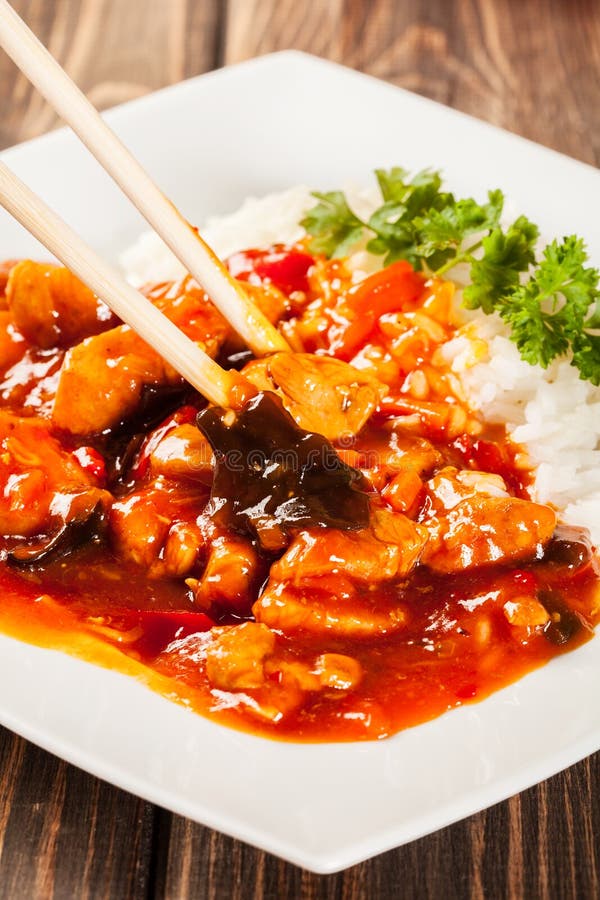 Pollo agridulce con arroz foto de archivo. Imagen de tradicional - 43994178