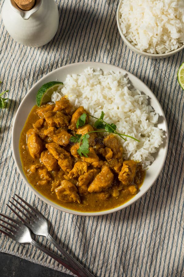 Pollo Al Curry De Coco Casero Foto de archivo - Imagen de hierba ...