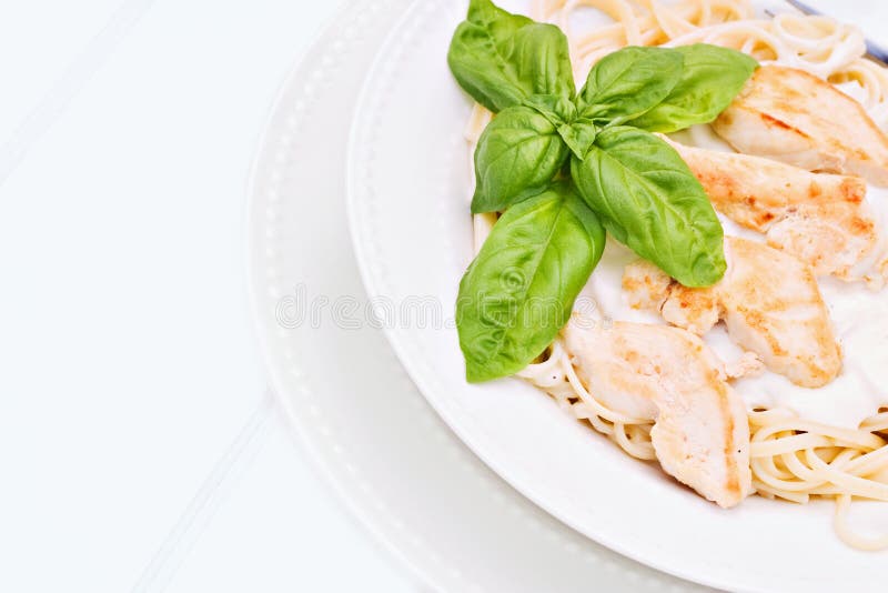 Pollo Alfredo con albahaca imagen de archivo. Imagen de fondo - 10687439