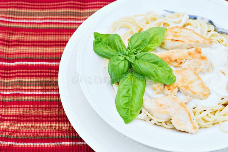 Alfredo Di Pollo Con Basilico Fotografia Stock - Immagine di basilico ...