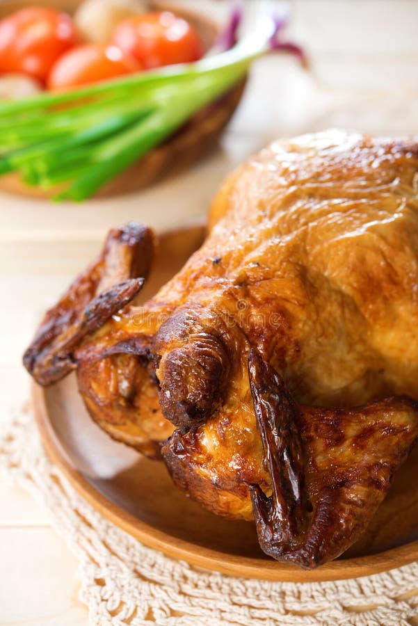 Intero Pollo Arrosto Pronto Da Mangiare Immagine Stock - Immagine di ...