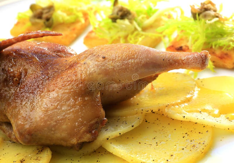 Pollo Asado, Codorniz En Un Disco Imagen de archivo - Imagen de placa ...