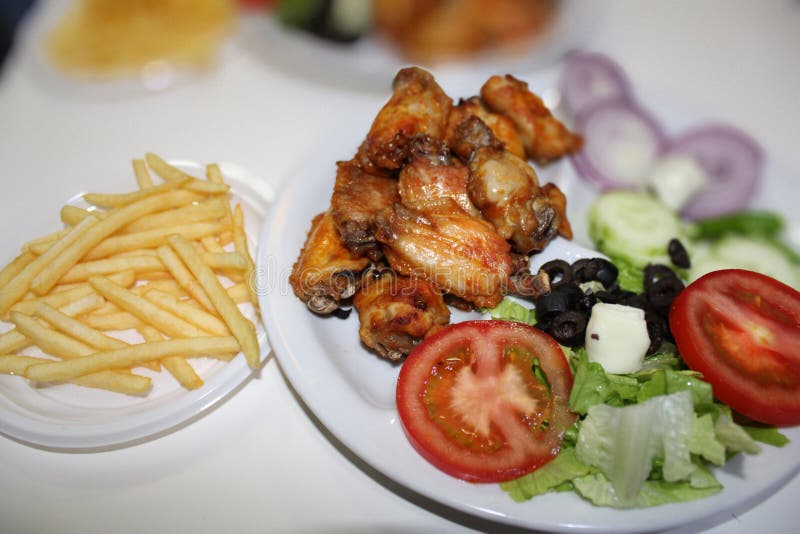 Pollo Asado Con Ensalada En La Mesa Foto de archivo - Imagen de ...