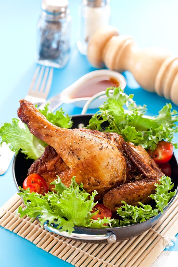 Pollo asado con pimienta foto de archivo. Imagen de casero - 125740286