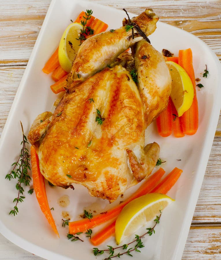 Pollo Asado Conjunto En Un Tablero De Madera Imagen de archivo - Imagen ...