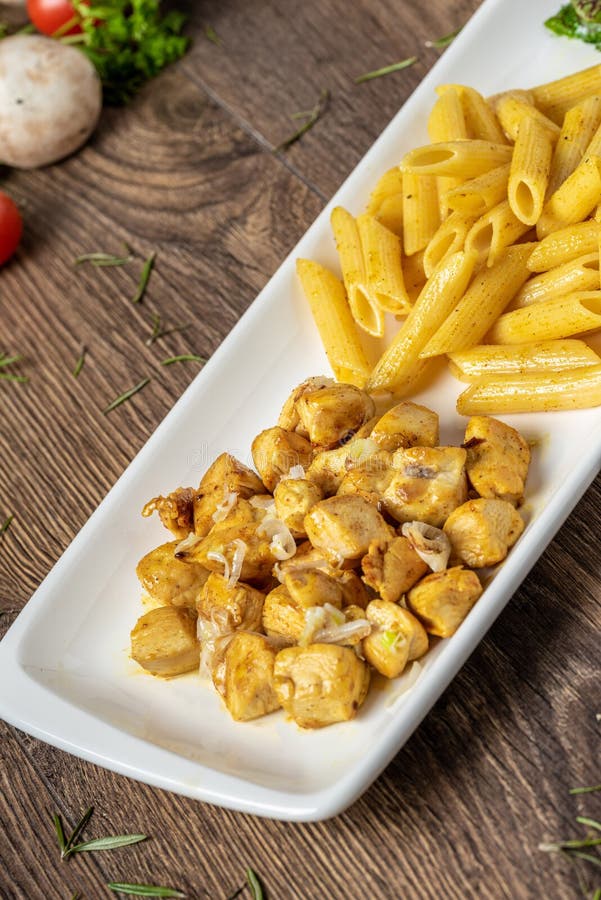 Pollo Asado En Cubos Con Pasado Y Ensalada Foto de archivo - Imagen de ...