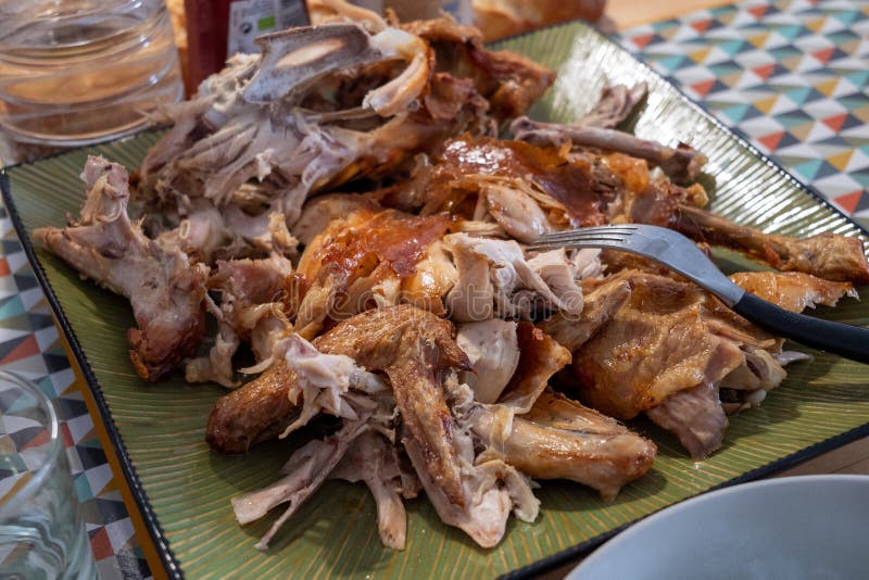 Pollo Asado En El Plato En La Mesa Foto de archivo - Imagen de brunch ...