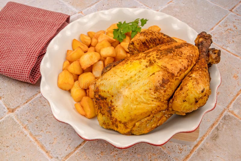 Pollo Asado En Un Plato Con Papas Foto de archivo - Imagen de cuchara ...
