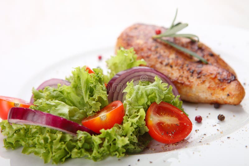 Pollo asado a la parrilla foto de archivo. Imagen de tomate - 31219874