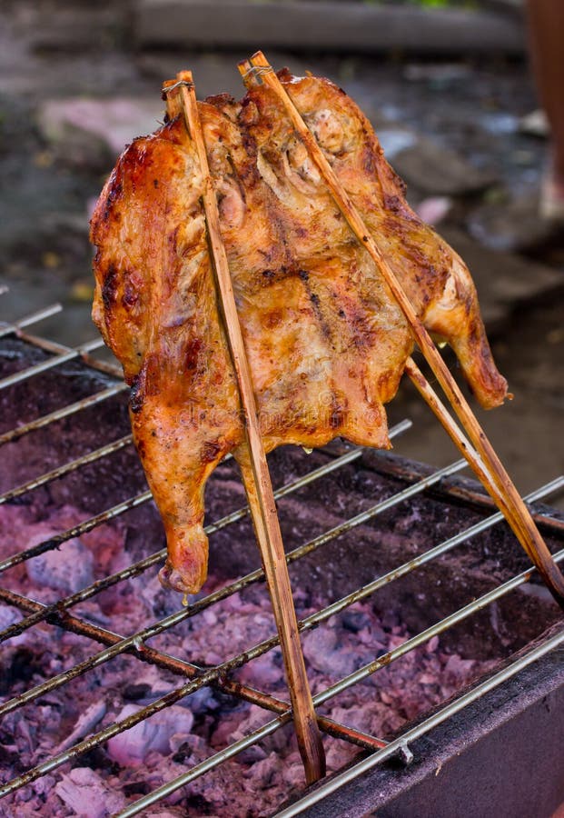 Pollo Asado a La Parrilla En La Parrilla Imagen de archivo - Imagen de ...