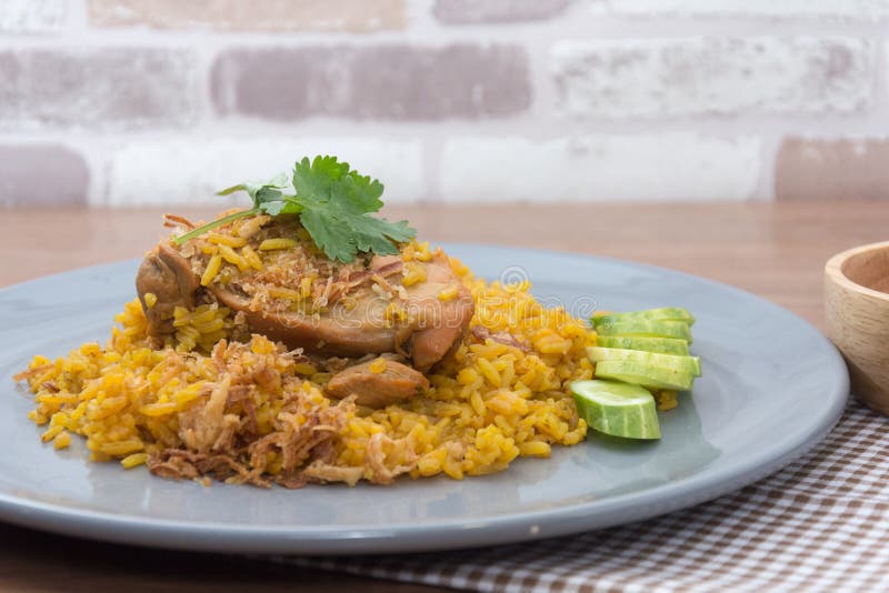 Pollo Biryani Con Arroz Y Salsa Foto de archivo - Imagen de frito ...