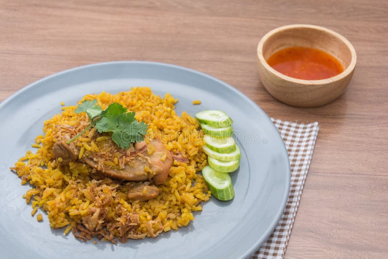 Pollo Biryani Con Arroz Y Salsa Imagen de archivo - Imagen de frito ...