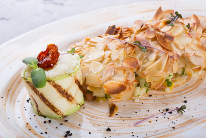 Pollo Calvo Con Almendras Y Quinua Imagen de archivo - Imagen de ...