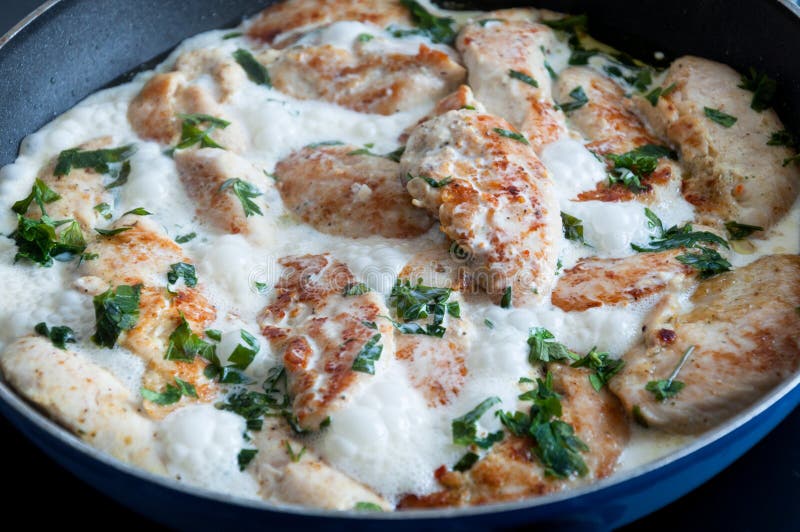 Pollo Che Cucina Con Salsa Crema Fotografia Stock - Immagine di crema ...