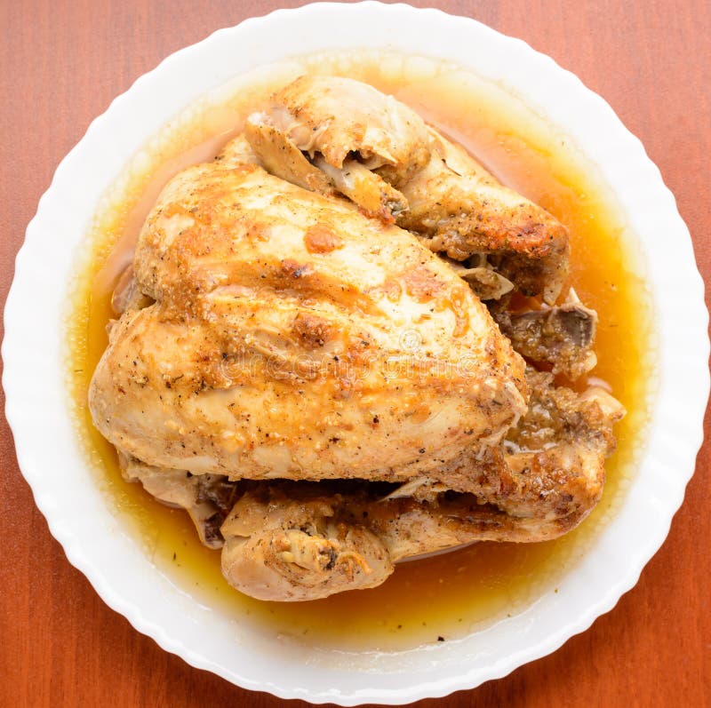 Pollo Cocido En Una Placa Blanca Foto de archivo - Imagen de ...