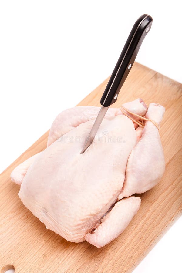Pollo Crudo Con El Cuchillo En La Tarjeta De Madera Foto de archivo ...