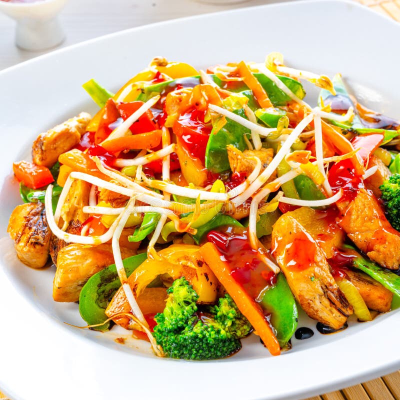 Pollo Dulce Y Agrio Con Arroz Y Verduras Imagen de archivo - Imagen de ...