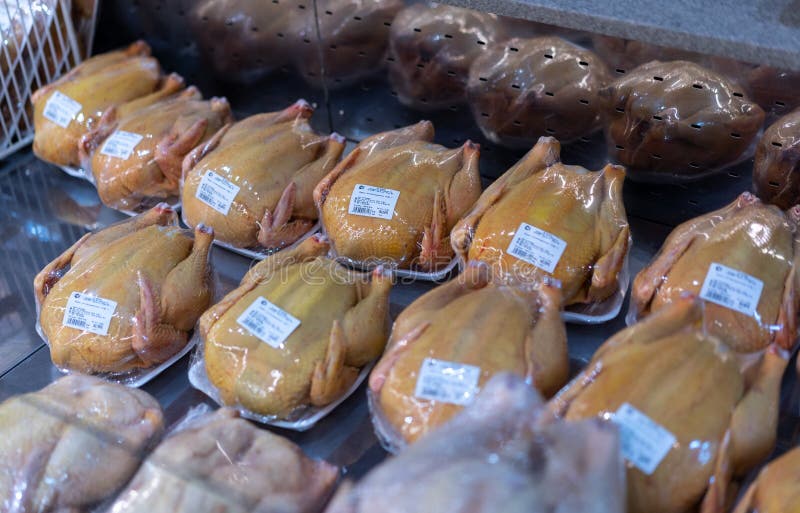 Pollo En Una Tienda a La Venta Imagen editorial - Imagen de surtido ...